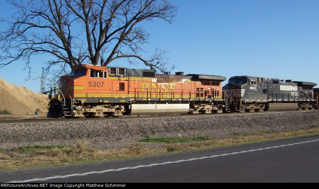 BNSF 5307 & NS 9540